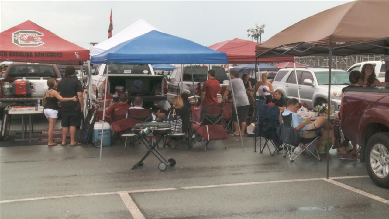 Fans Stay Dry Under Tailgating Tents | wltx.com