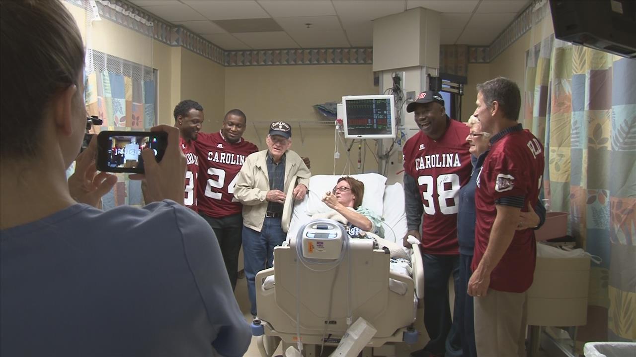Former Football Players Visit Hospital | wltx.com