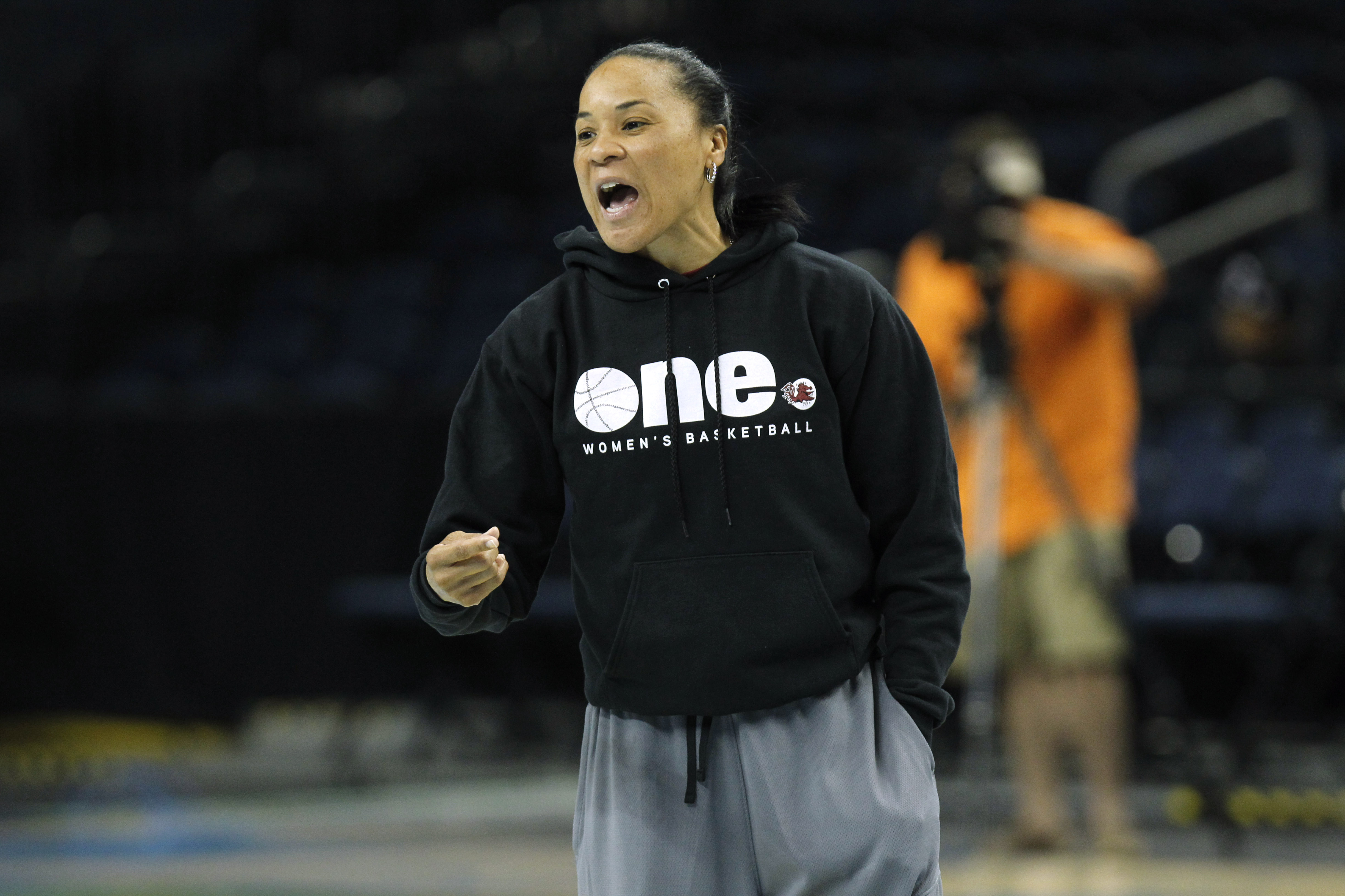 USC's Dawn Staley Gets Pay Raise, Extension | wltx.com