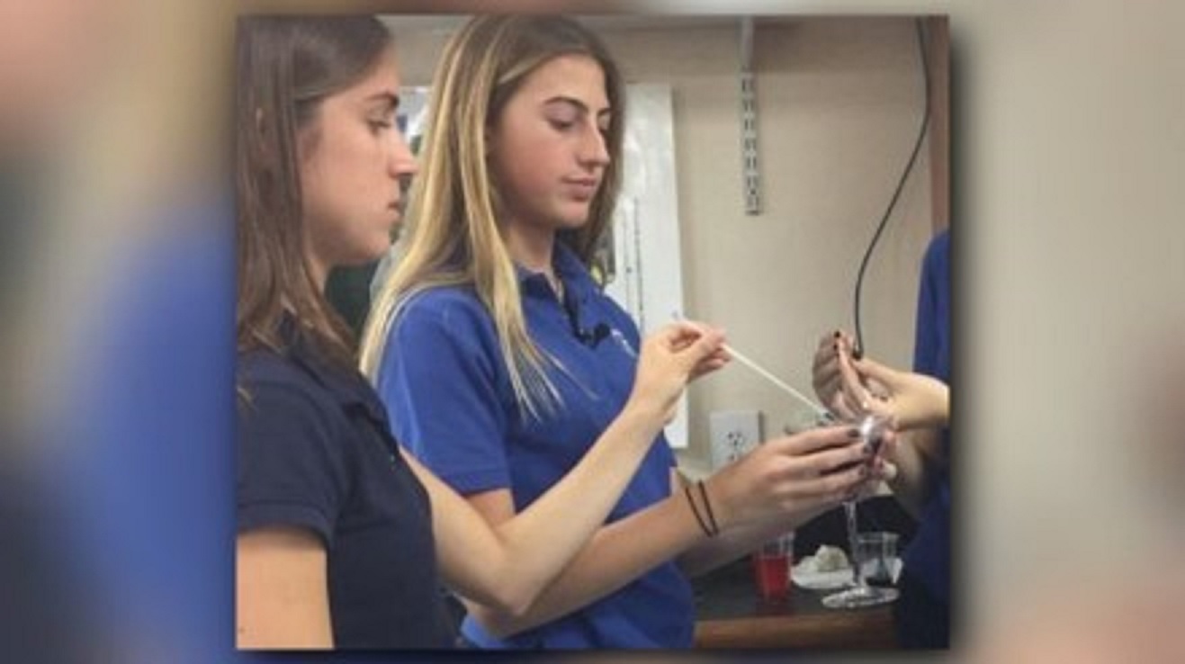 Teens invent straws that can detect common date rape drugs | wltx.com