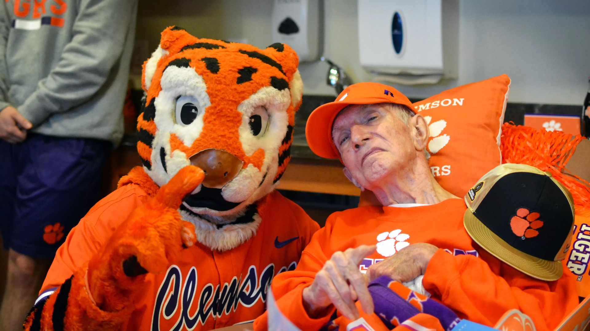 Clemson Tiger Surprises 83-year-old Fan in Hospice | wltx.com